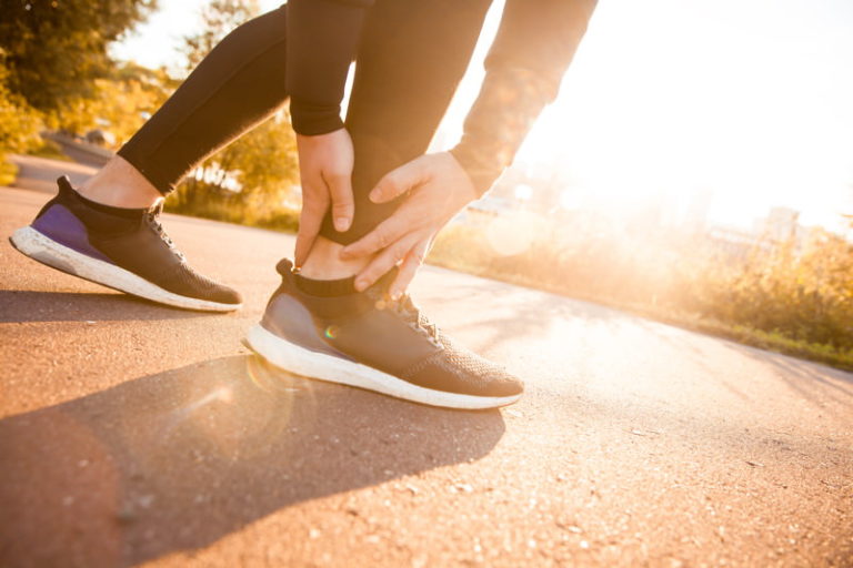 Verstauchung: Was tun? Erste Hilfe Maßnahmen im Notfall | eMEDI